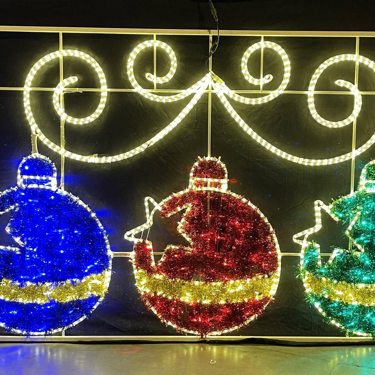 Stort utendørs julelys LED. 250x145 cm 3 julekuler - Julelysbutikken.no